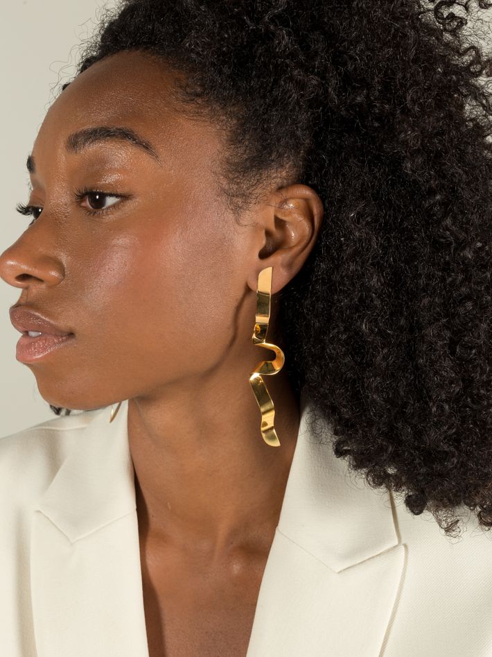 Serpentine earrings in gold vermeil by Sara Robertsson Jewellery | Finematter